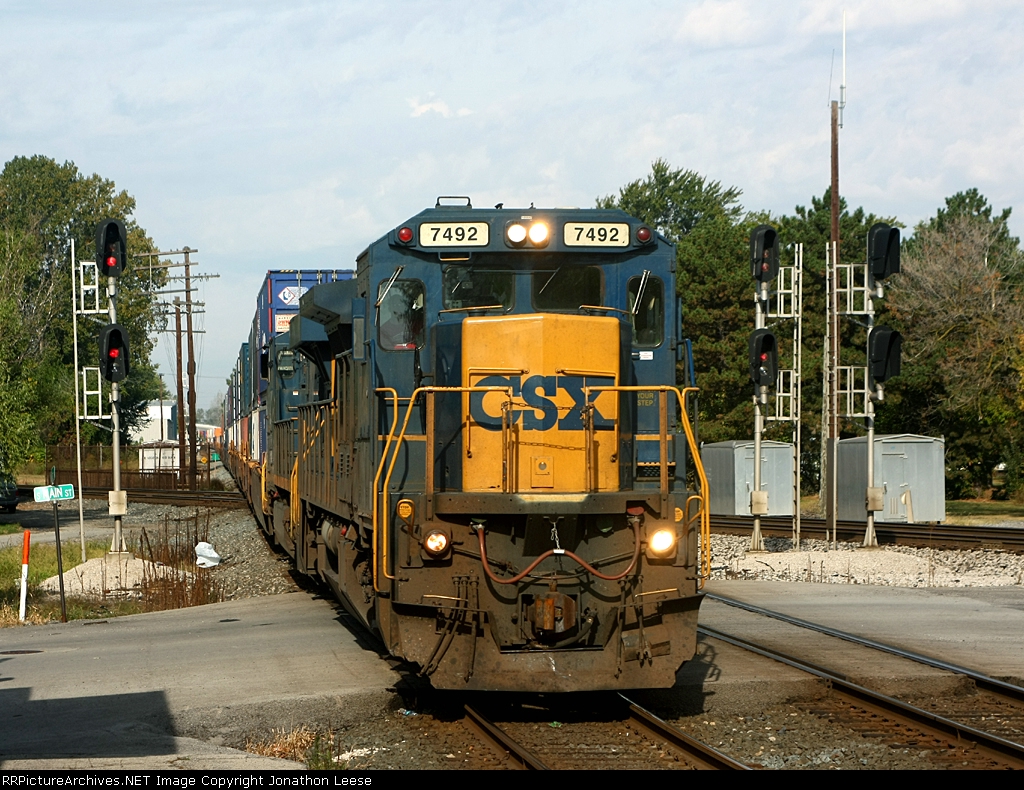 Ex Conrail CSX 7492 rolls east with Q148